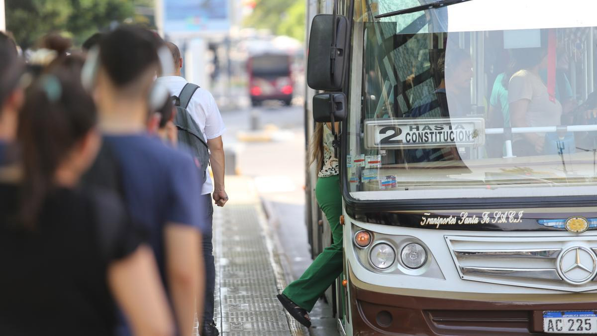Colectivos: con la última suba, Milei aumentó el boleto más del 600% ...